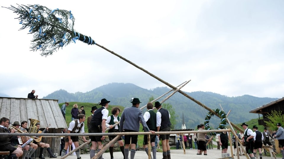 Chur feiert das erste Bündner Maibaumfest in Graubünden - Decodar nossa ...