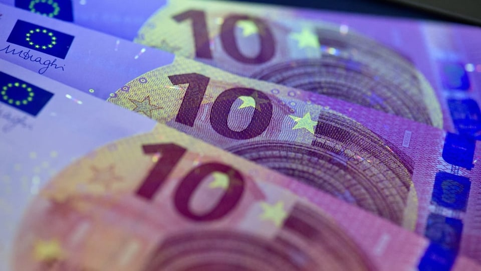 Valutas - Euro sin pli bass stan dapi 20 onns - Novitads - RTR