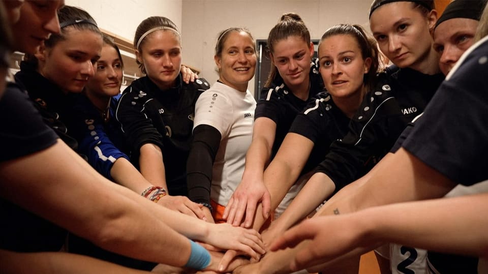 Ballape da dunnas - «Mattatschas, nus dain tut!» – il team da dunnas dal CB Domat - Sport - RTR