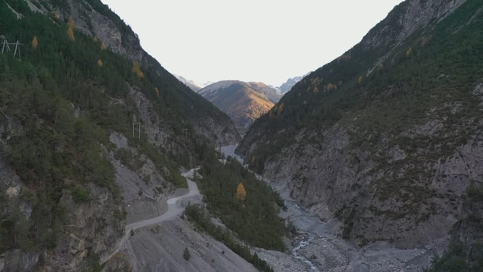 Via Val S-charl - La via en la Val S-charl vegn pli segira proxima stad ...