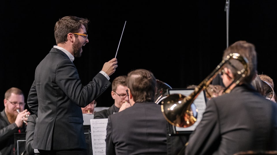 Campiunadi svizzer - Brass Band Cazis fa il pass en la categoria elita ...